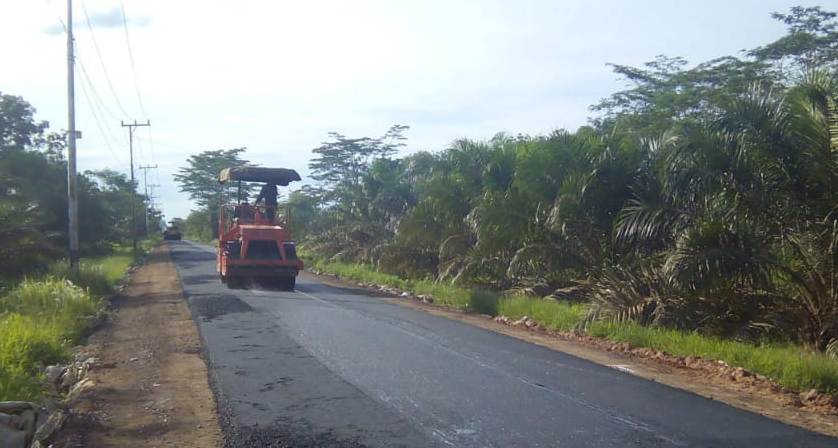 Warga Desa Basuta Raya bersyukur atas pengaspalan jalan lintas Mandomai-Mantangai Kab.Kapuas ...