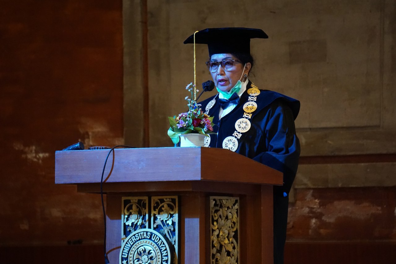 Wisuda diluar kebiasaan : Rektor Universitas Udayana melepas 670 ...