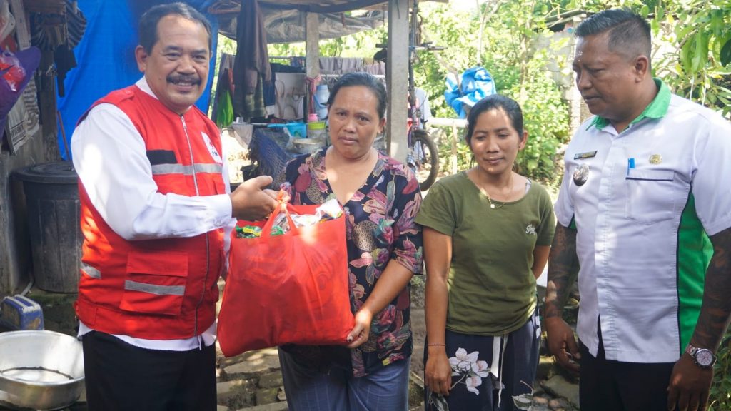 Bentuk Peduli Wabup Kasta Beri Bansos Bagi Korban Tanah Longsor, Lansia dan Disabilitas ...